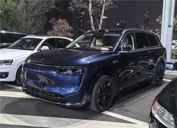 问界M8实车亮相：深邃蓝配色抢眼，40万家用SUV新选择？