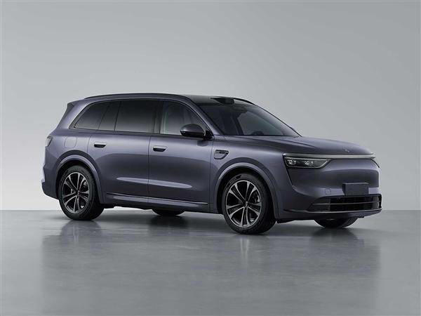 问界M8实车亮相：深邃蓝配色抢眼，40万家用SUV新选择？