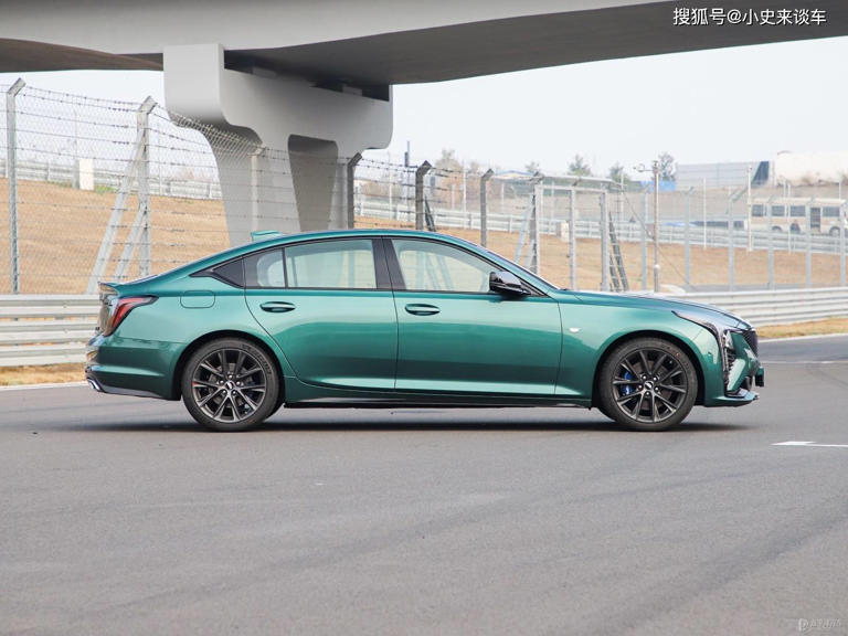 2025款凯迪拉克CT5来袭！两款新车型标配9K大屏，运动性能再升级