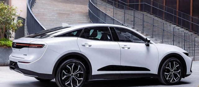 2025款丰田新一代皇冠登场！配2.4T+6AT+四驱，预计30万起售!