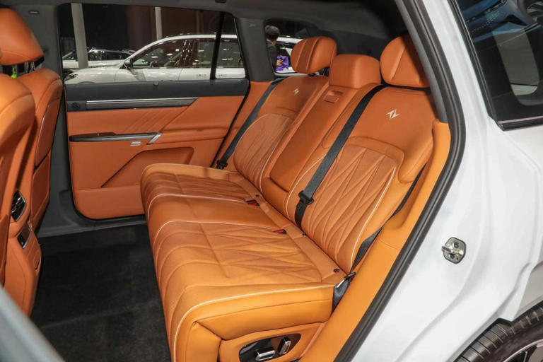 比理想L7便宜近10万，5米长大5座SUV，1300km续航，冰箱彩电配齐