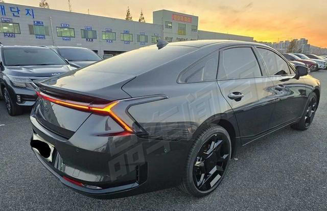 全新一代起亚K8实车曝光，造型前卫，车长超5米，搭载V6动力+8AT