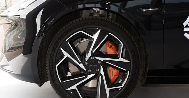 领克Z10，5米车长3米轴距，800V架构，最大续航806km