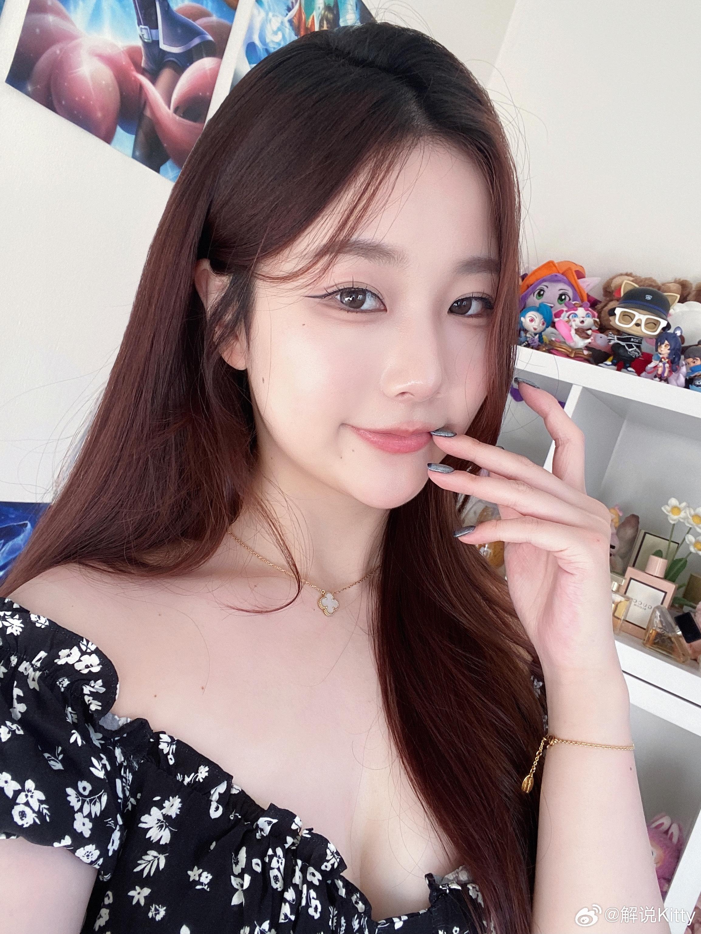 前LPL英文流解说Kitty晒照：新裙子好看捏