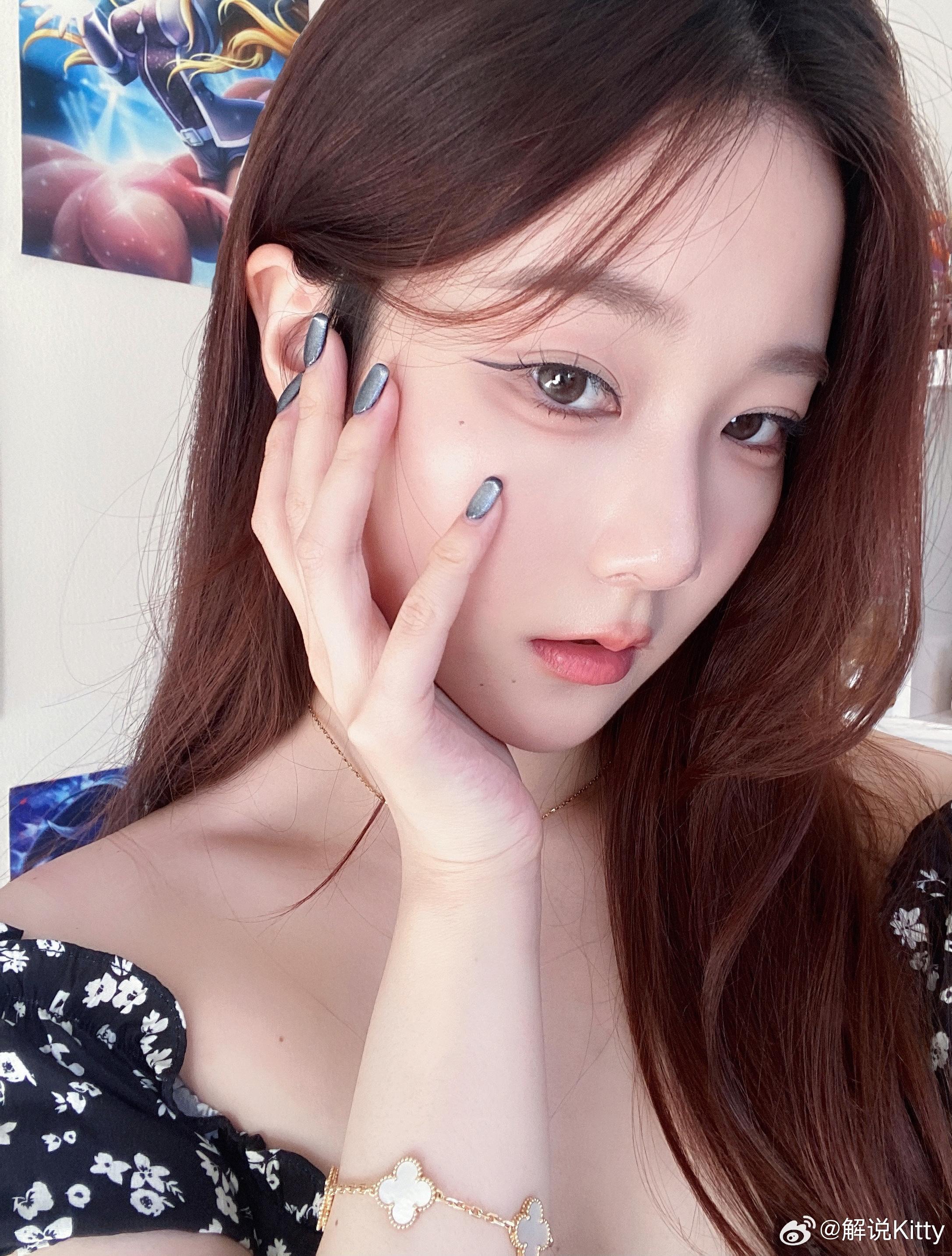 前LPL英文流解说Kitty晒照：新裙子好看捏