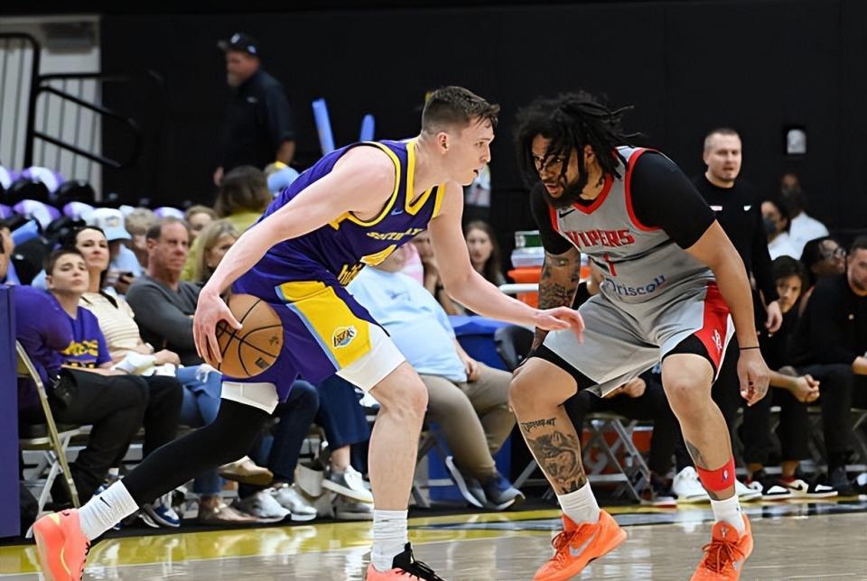 进攻端终于回暖了，但湖人侧翼新星却也出现了离谱的8次失误?