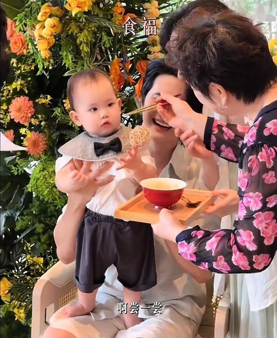 张檬儿子周岁宴晒照! 宝爸全程温柔抱哄，Dylan被全家宠成小宝贝