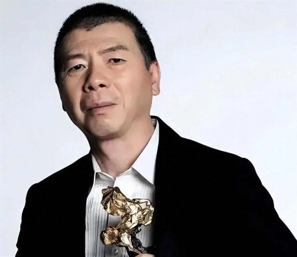 徐帆澄清离婚仅仅7个月，冯小刚近况曝光，曾与养女贴脸惹争议
