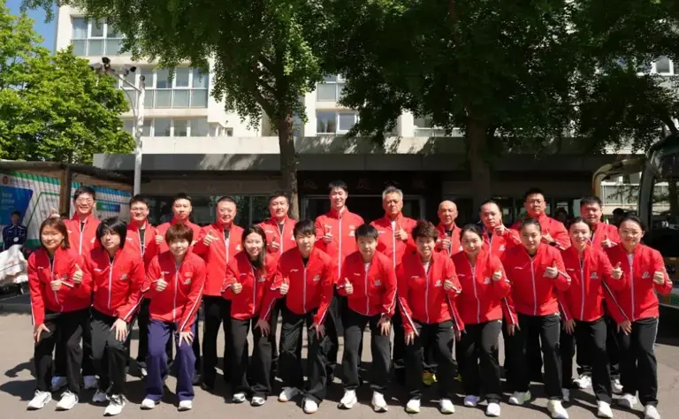 国乒出征伦敦世乒赛，孙颖莎稳居C位，王楚钦阳光帅气，马龙目送大家远行