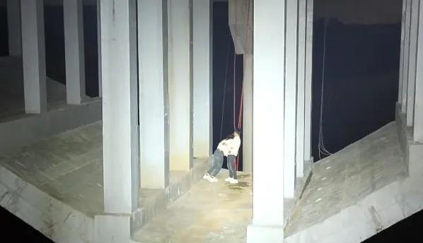 凌晨一对情侣因吵架被困桥洞，女子受伤命悬一线，救援时还在争执