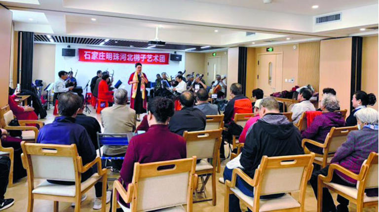 戏曲惠民演出进社区 居民过足了戏瘾