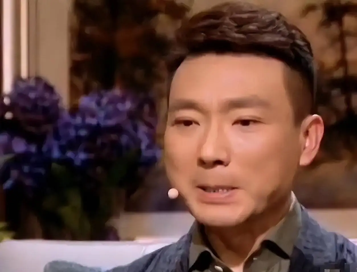 央视一哥“康辉：丁克一辈子，却在四十六岁接到一通电话让他后悔