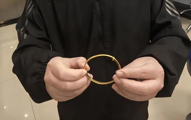 捡到一个32克的金手镯，她选择这样做