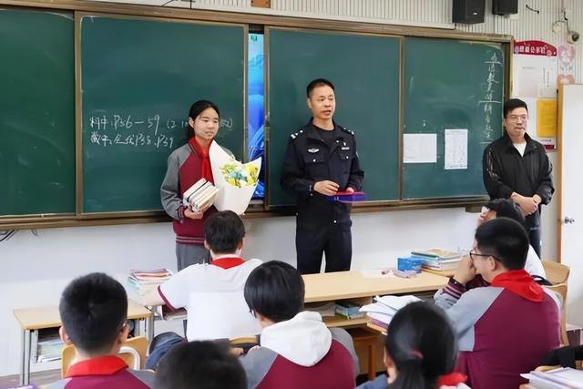 捡到一个32克的金手镯，她选择这样做