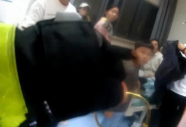 捡到一个32克的金手镯，她选择这样做