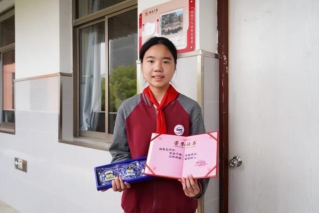 捡到一个32克的金手镯，她选择这样做
