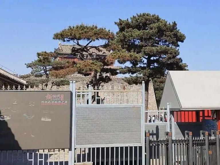 游客吐槽山海关景区故意遮挡，利益面前解释太苍白 | 新京报快评