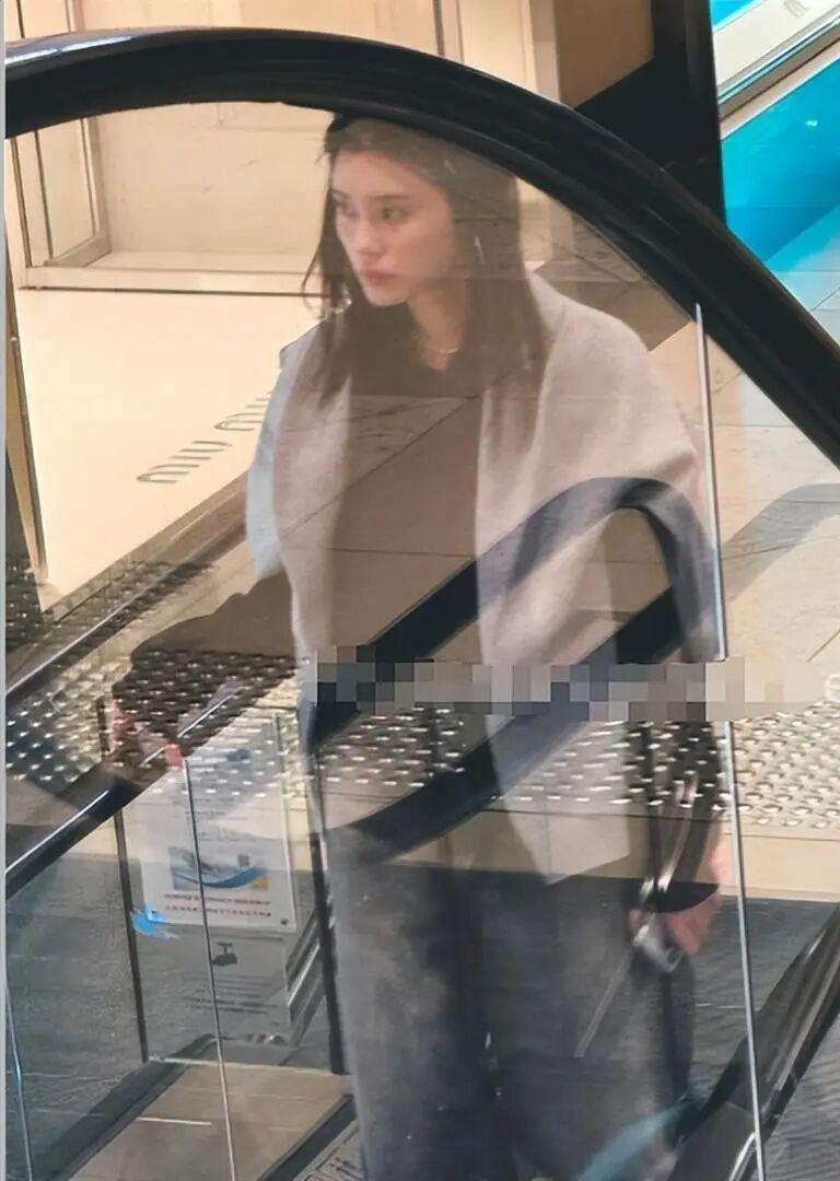 手托小腹，她又怀了?