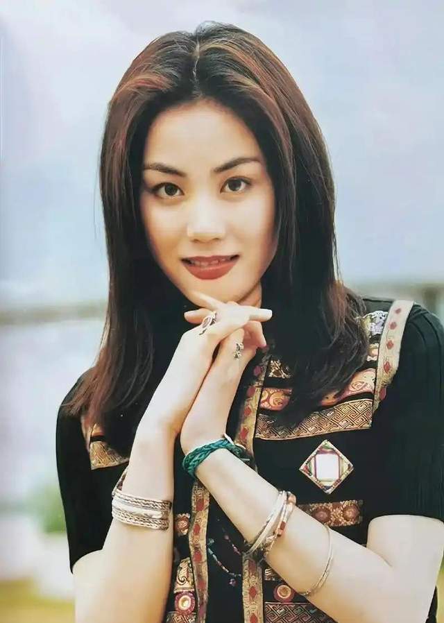 王菲唱秦腔了! 56岁天后秒变“王丫儿”，制作人是唱中华民谣的孙浩