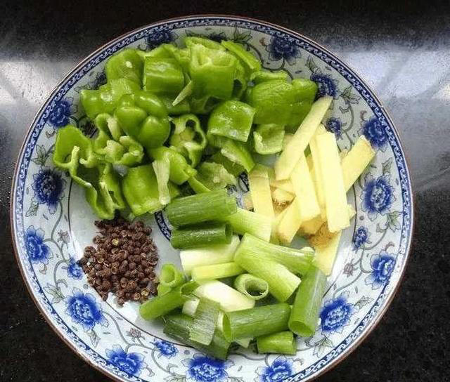 排骨烧茭白，一顿能吃两碗饭，比红烧排骨还好吃!