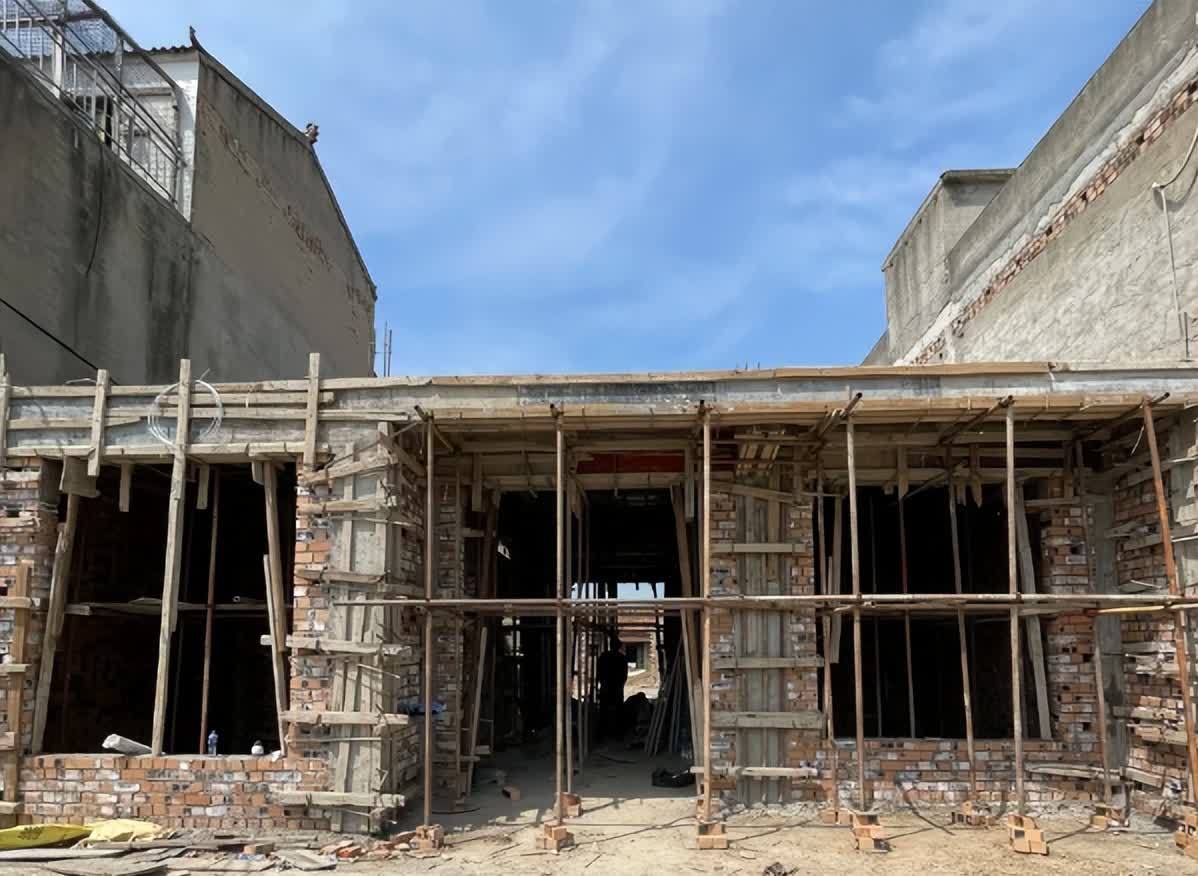 有一种痛苦叫做“回农村建房”! 父母住不惯，自己回不去，太难受