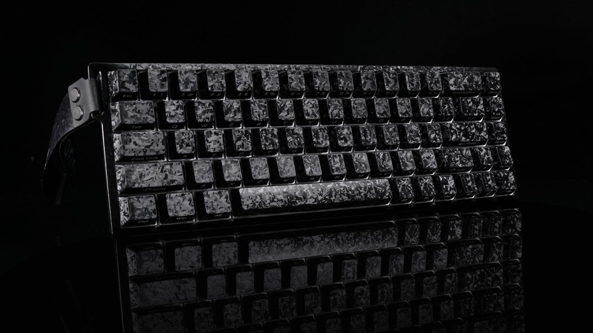 阿斯盾推出 Z68T 有线磁轴键盘：全碳纹机身，99 元起