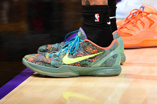 海斯穿着Kobe6，替补贡献18分5篮板1助攻1盖帽