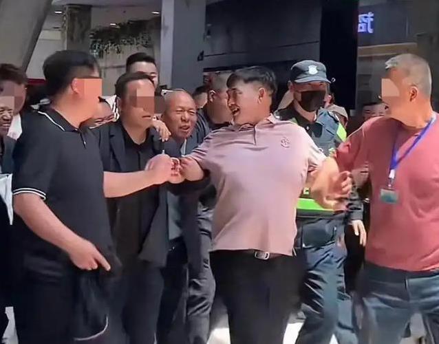 57岁朱之文商演被安保架走，十年前报价至今未涨，到底图什么?