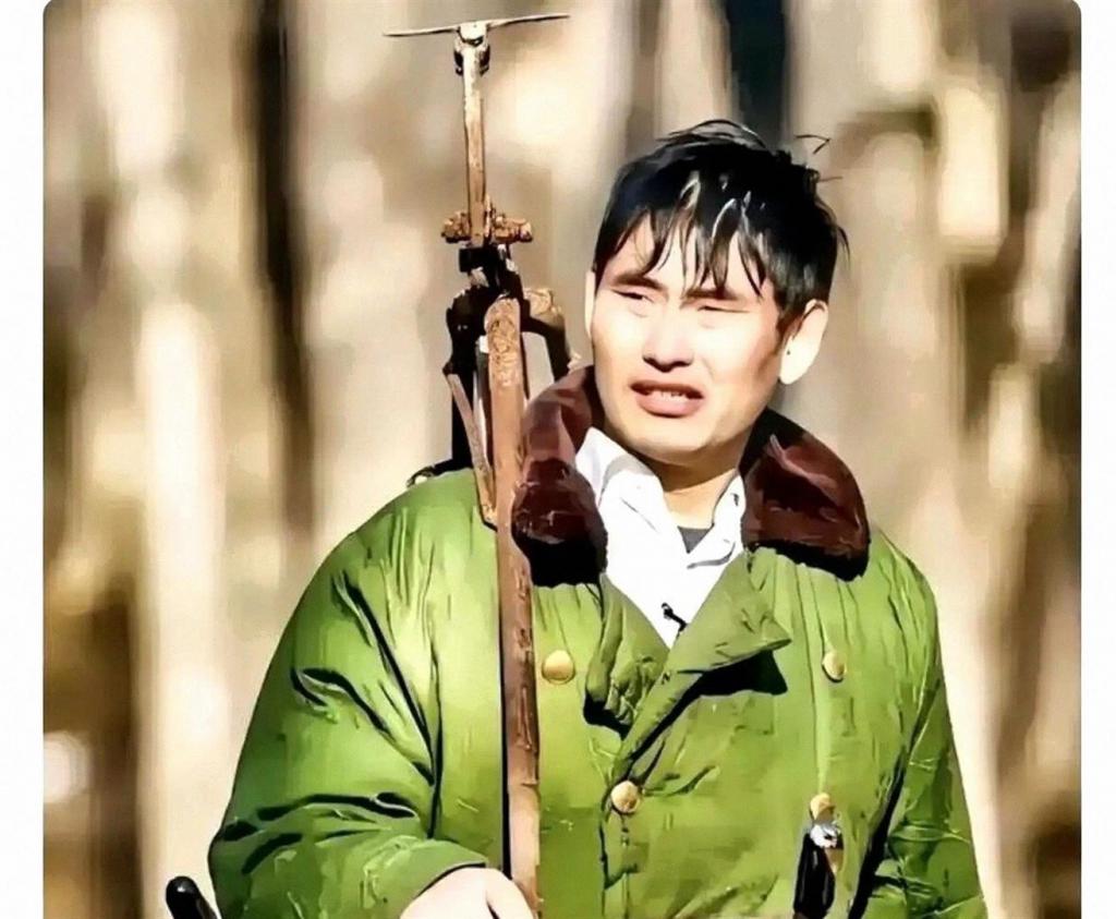57岁朱之文商演失序!被保安架着双脚离地，全网破圈：这才是顶流