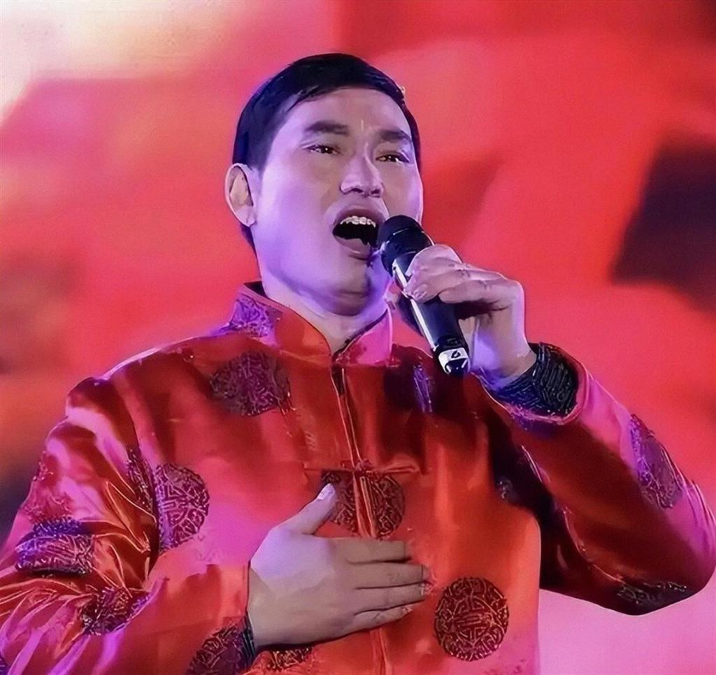 57岁朱之文商演失序!被保安架着双脚离地，全网破圈：这才是顶流