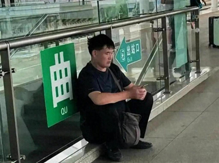 57岁朱之文商演失序!被保安架着双脚离地，全网破圈：这才是顶流