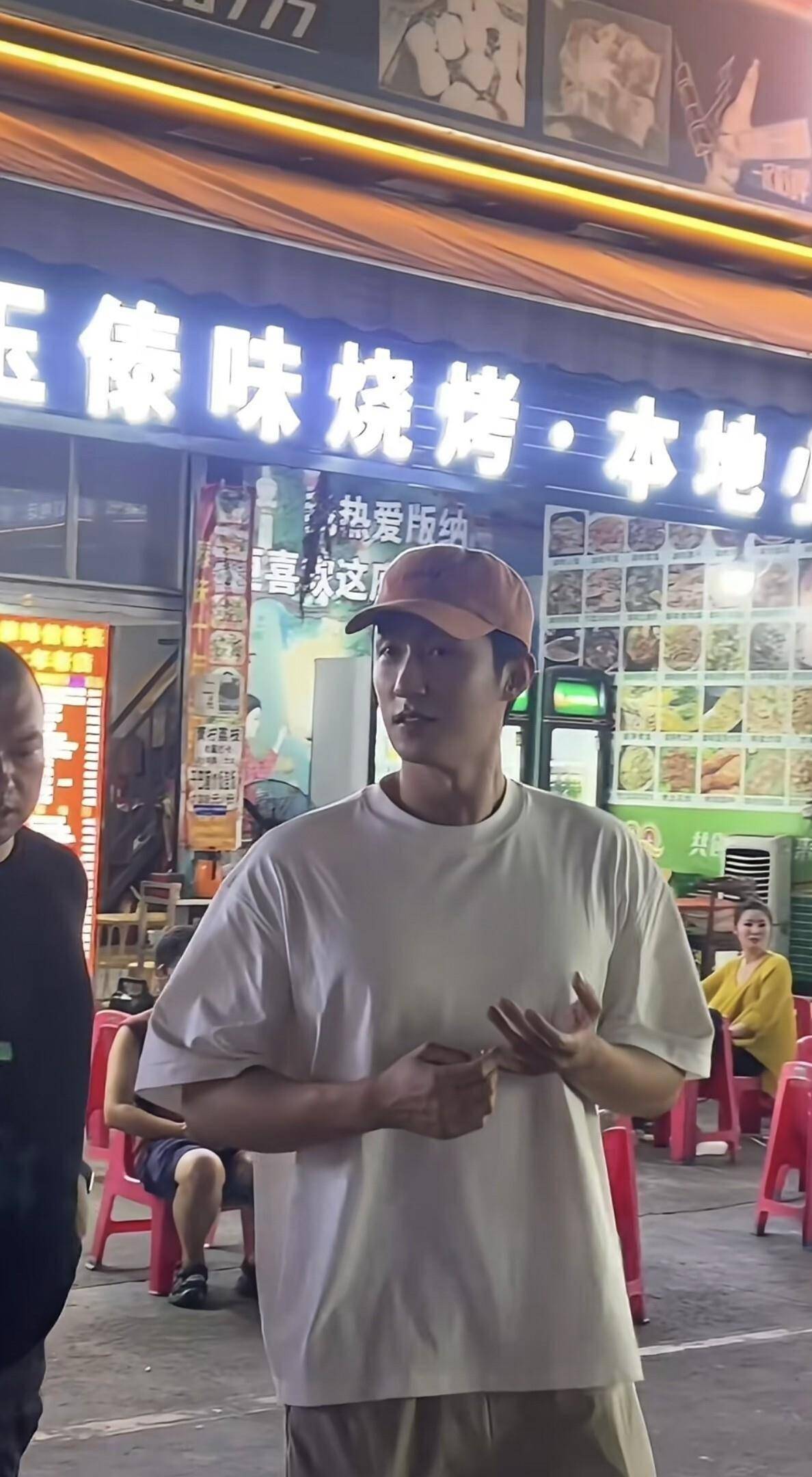 黄景瑜夜晚街头被偶遇，不愧是大明星，身后跟了大批路人录视频