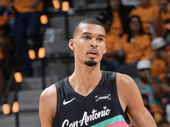 文班亚马送出11记封盖，创造NBA季后赛单场个人盖帽纪录