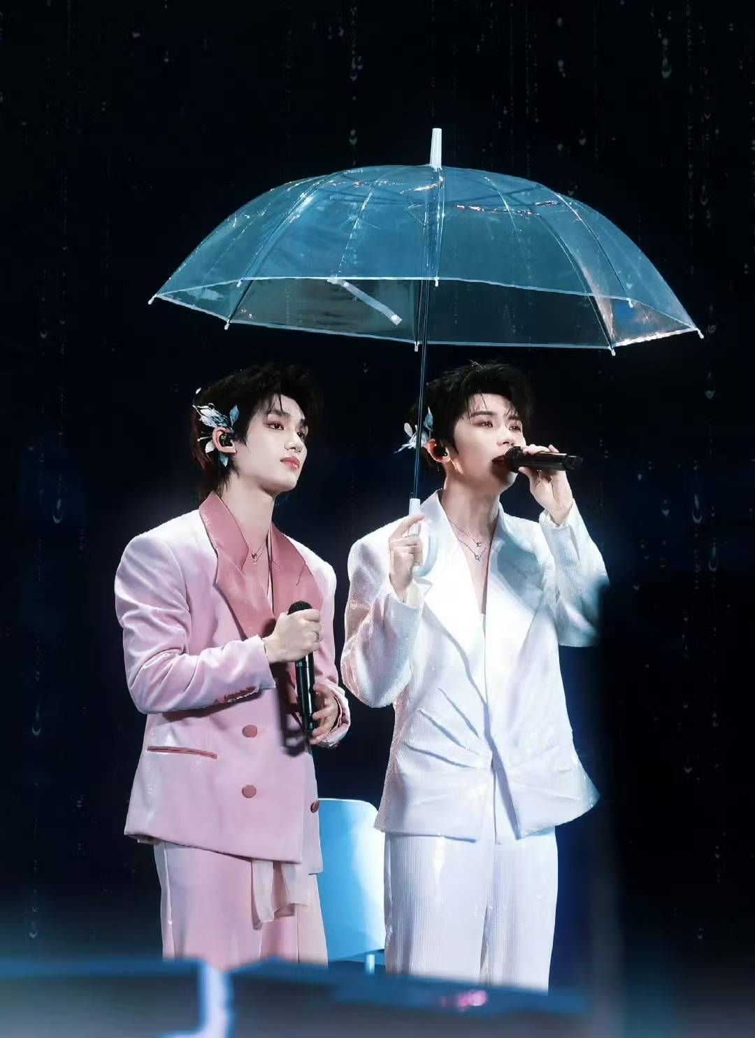 马嘉祺丁程鑫《雨爱》舞台封神! Rap与玫瑰雨重塑宿命感