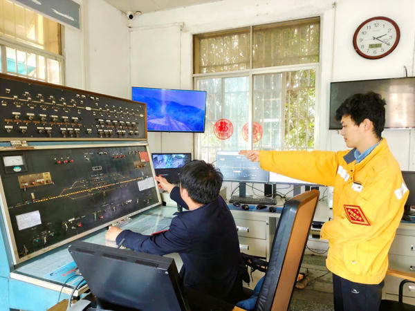 18955天，一座小站和它的八个人