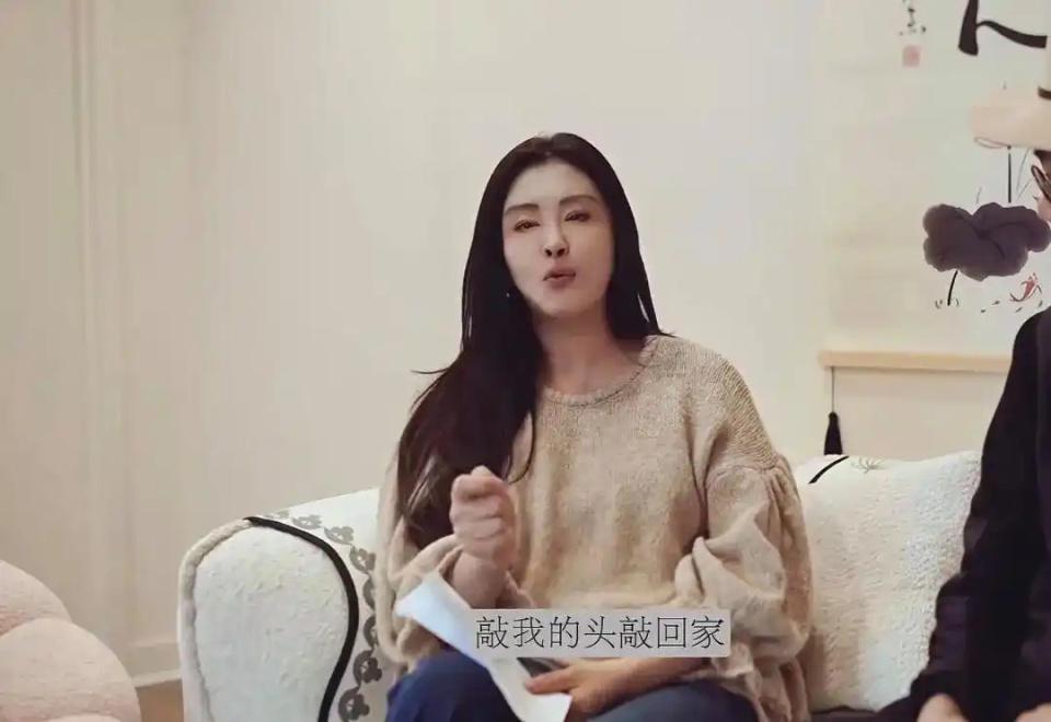 59岁王祖贤摘口罩谈童年往事：被妈妈“敲头”逼入行，曾觉得命苦