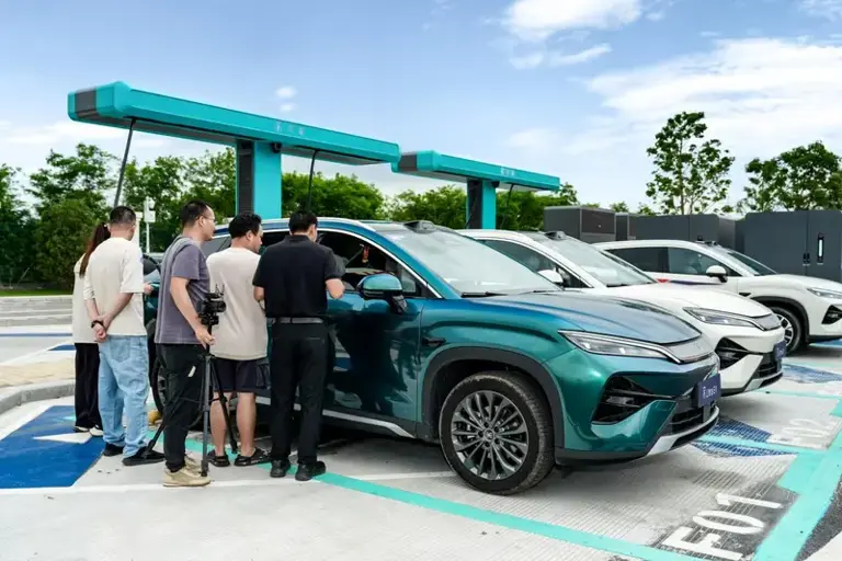 全球首款B级闪充SUV-宋Ultra EV跨城闪充体验营