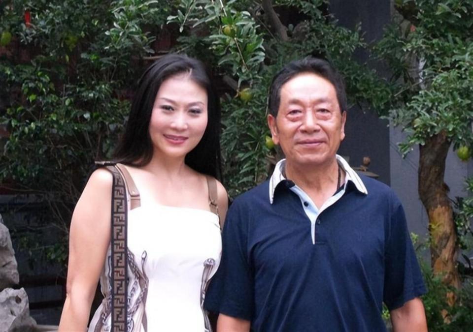 嫁给大37岁的老戏骨，不顾父母反对强行结婚，如今她过得怎么样?