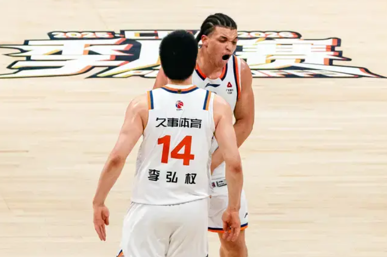 洛夫顿：下半场我们开始集中思想，打出了我们的风格