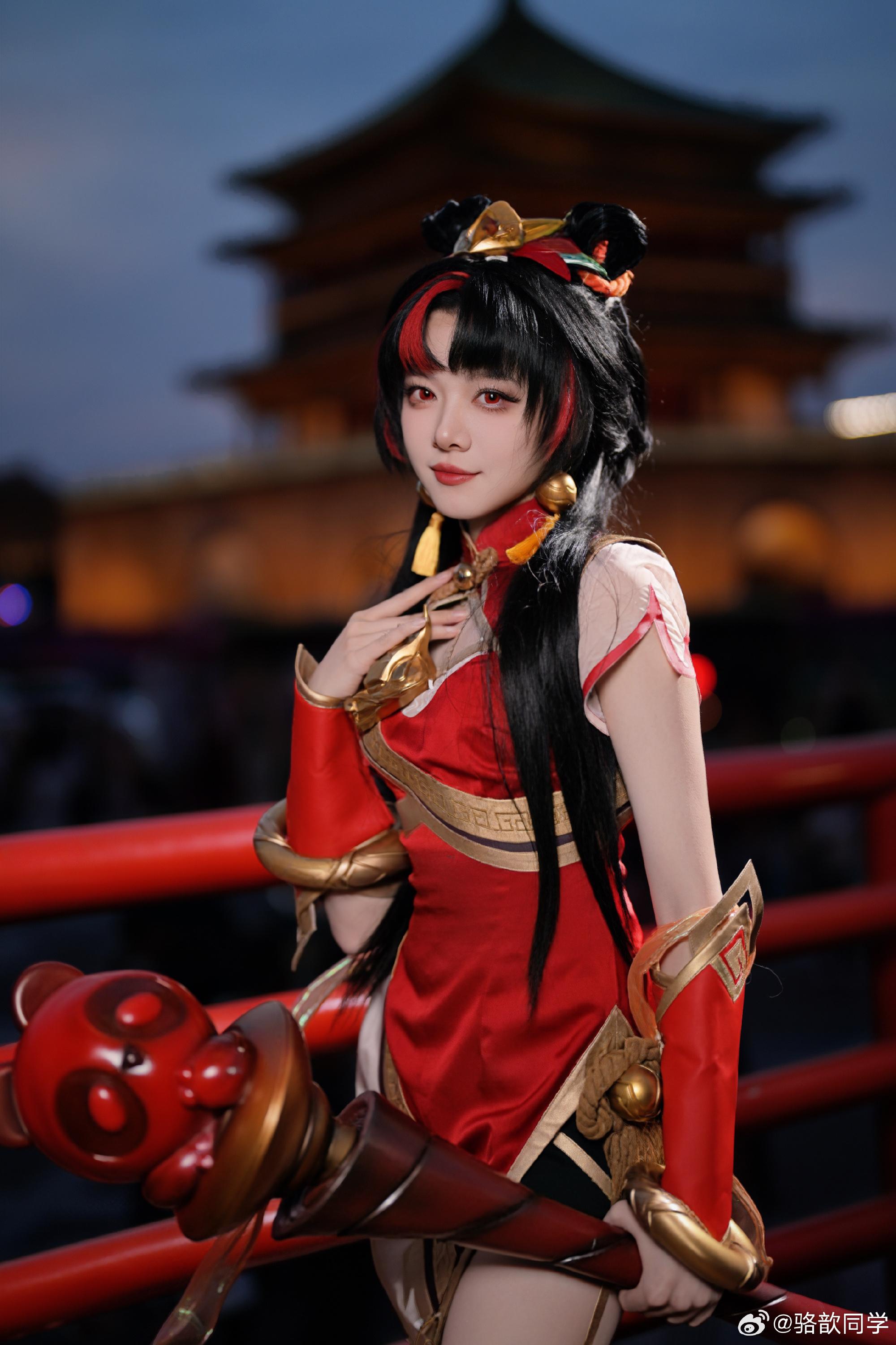 主持骆歆晒照：川妹子cos拉克丝当然要选火锅姑娘咯