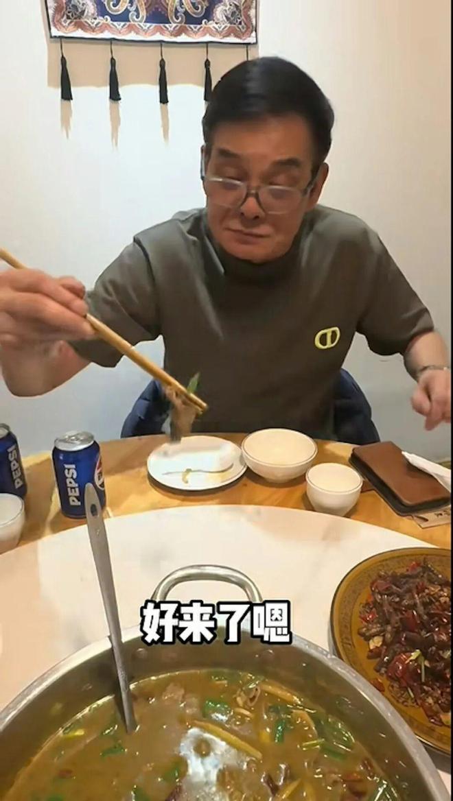 富贵逼人!72岁TVB老戏骨常驻内地发展，成都买房买车太风光