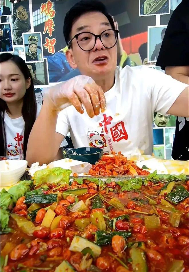 富贵逼人!72岁TVB老戏骨常驻内地发展，成都买房买车太风光