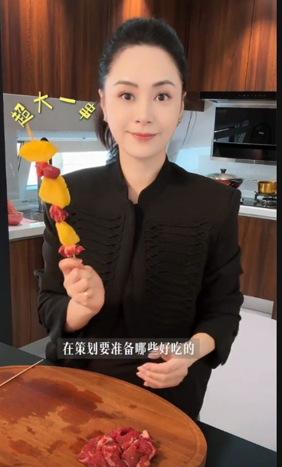 “阿娇”钟欣潼自家花园办露营烧烤聚会，庭院视野超开阔，网友：这才是向往的生活