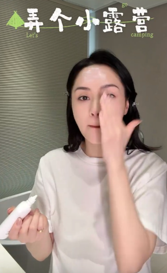 “阿娇”钟欣潼自家花园办露营烧烤聚会，庭院视野超开阔，网友：这才是向往的生活