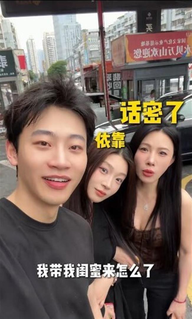 老妈要把闺蜜变儿媳! 两人像姐妹花，长的都很漂亮，儿子表情亮了