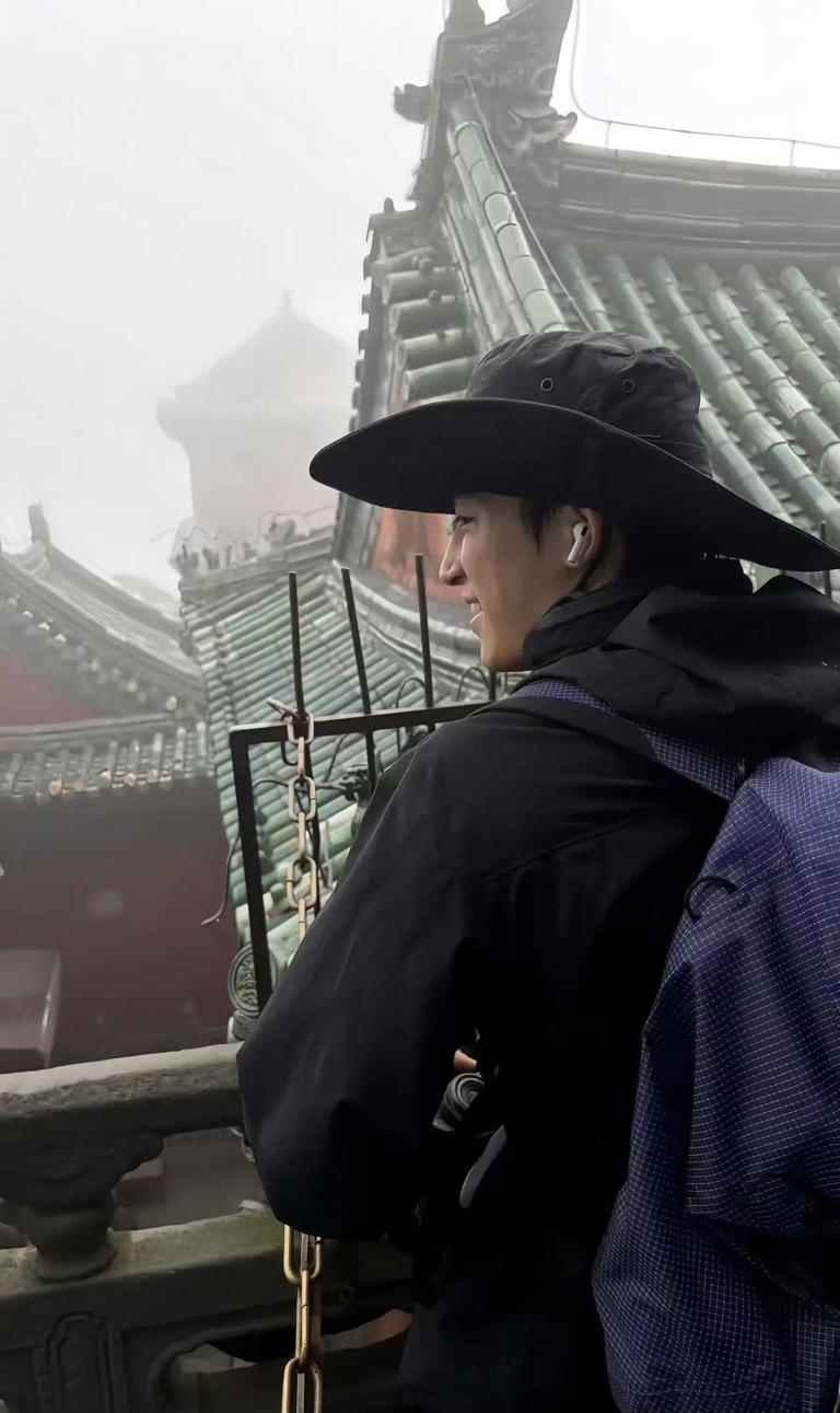 王星越爬山被要微信当场婉拒，这波高情商回应圈粉了