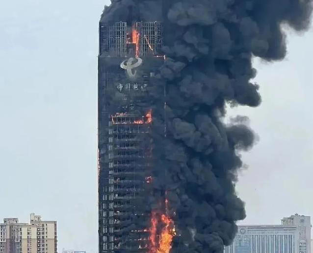 重庆写字楼楼顶突发火灾烧剩框架，官方通报竟无一人伤亡