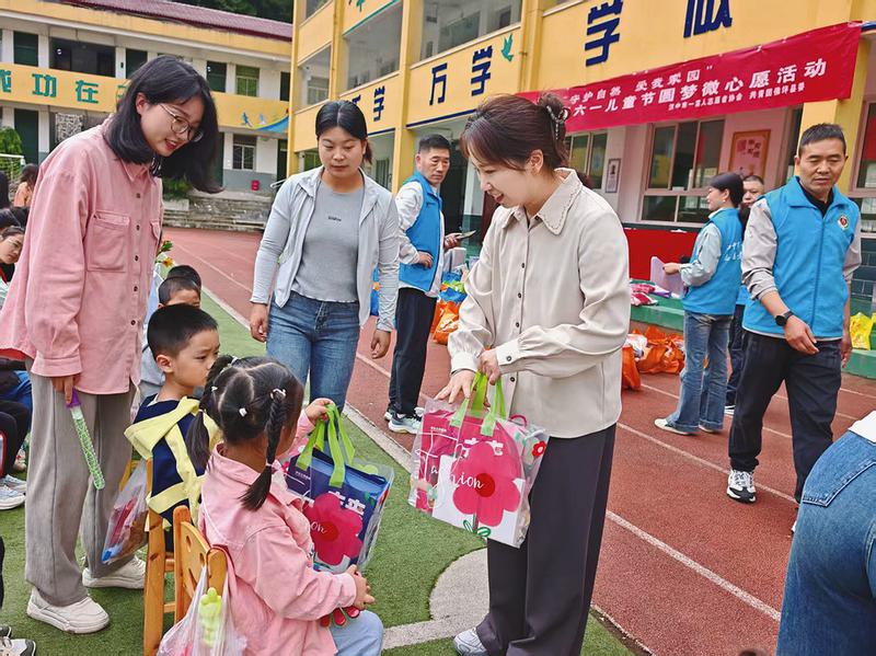 佛坪208名小朋友“六一”圆梦实现微心愿