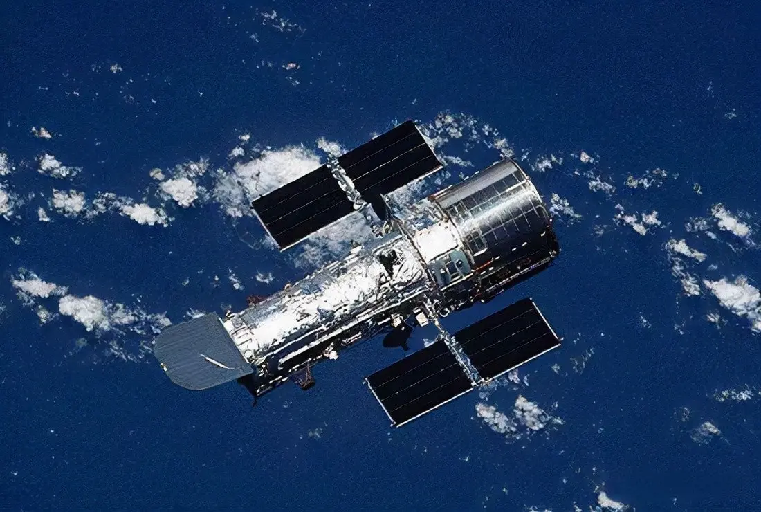 8大行星挤爆1天文单位，早出生22亿年，这颗巨行星旁藏着什么?