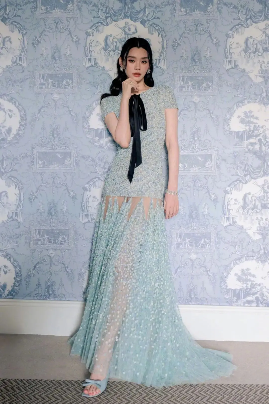 奚梦瑶、何猷君豪门婚礼：100克拉Graff、Dior高定婚纱、PP钻表!儿女当花童…